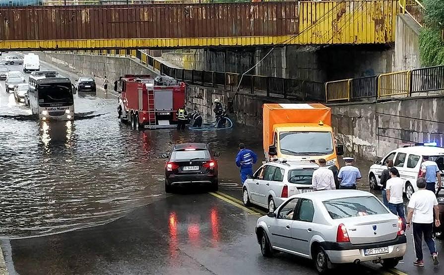 Heavy rain floods streets, affects traffic in Bucharest | Romania Insider