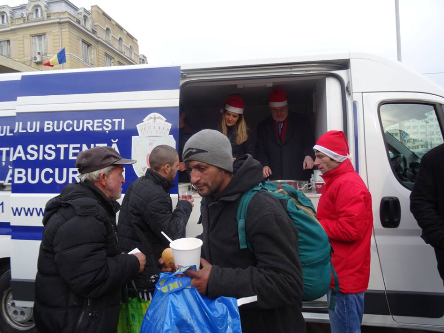 US and British Ambassadors, hotel manager to serve hot soup to the ...