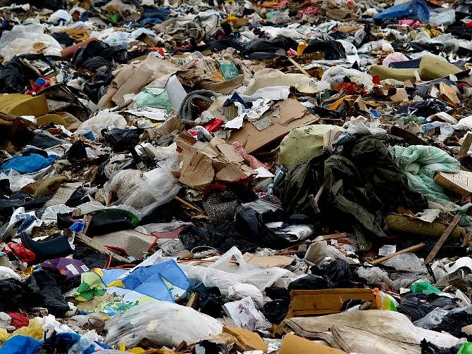 Bucharest street suffocated by 300 tonnes of trash | Romania Insider
