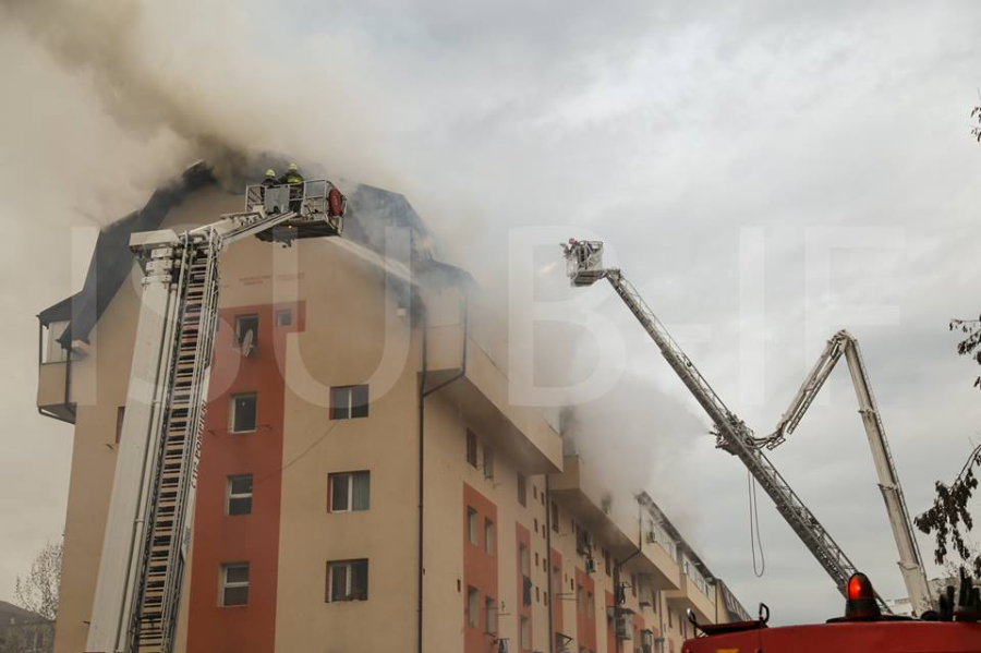 Some 400 evacuated as the attic of an apartment building catches fire ...