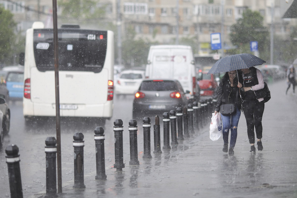 Heavy rain floods Bucharest on Friday afternoon | Romania Insider