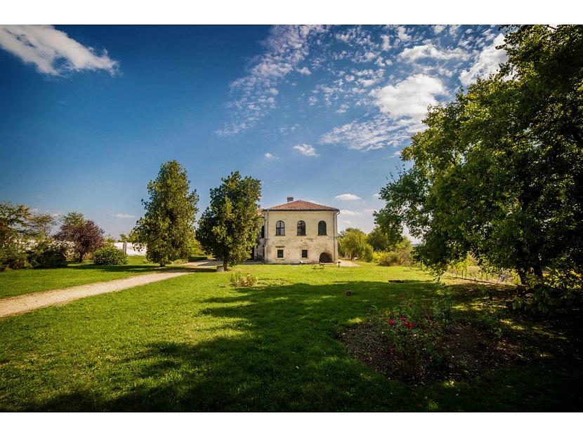 17th century “Stone Palace” in Romania put up for sale | Romania Insider